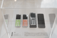 SUPER INFOBAR、talby 2……幻のモデルも登場するau Design project 15周年展示 - ケータイ Watch