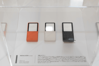 SUPER INFOBAR、talby 2……幻のモデルも登場するau Design project 15周年展示 - ケータイ Watch