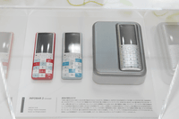 SUPER INFOBAR、talby 2……幻のモデルも登場するau Design project 15周年展示 - ケータイ Watch