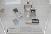 SUPER INFOBAR、talby 2……幻のモデルも登場するau Design project 15周年展示 - ケータイ Watch