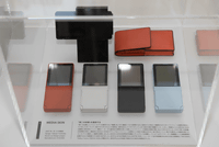 SUPER INFOBAR、talby 2……幻のモデルも登場するau Design project 15周年展示 - ケータイ Watch