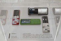 SUPER INFOBAR、talby 2……幻のモデルも登場するau Design project 15周年展示 - ケータイ Watch