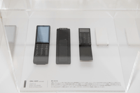 SUPER INFOBAR、talby 2……幻のモデルも登場するau Design project 15周年展示 - ケータイ Watch