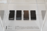 SUPER INFOBAR、talby 2……幻のモデルも登場するau Design project 15周年展示 - ケータイ Watch