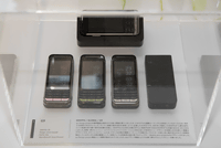 SUPER INFOBAR、talby 2……幻のモデルも登場するau Design project 15周年展示 - ケータイ Watch