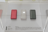 SUPER INFOBAR、talby 2……幻のモデルも登場するau Design project 15周年展示 - ケータイ Watch