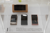 SUPER INFOBAR、talby 2……幻のモデルも登場するau Design project 15周年展示 - ケータイ Watch