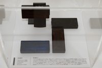 SUPER INFOBAR、talby 2……幻のモデルも登場するau Design project 15周年展示 - ケータイ Watch