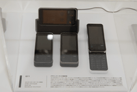 SUPER INFOBAR、talby 2……幻のモデルも登場するau Design project 15周年展示 - ケータイ Watch