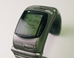 【今日は何の日？】2003年5月7日は腕時計型PHS「WRISTOMO」の発売日 - ケータイ Watch