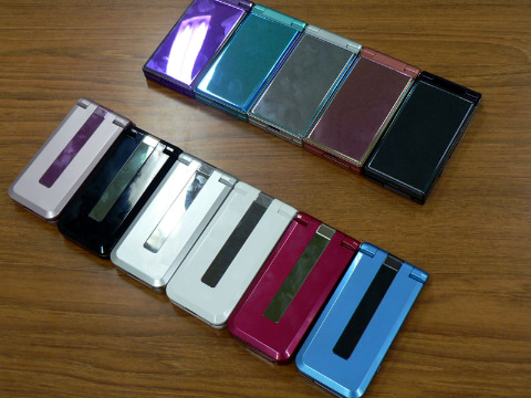 【今日は何の日？】2007年の今日、背面パネルがすべて鏡の「MIRROR 821P」が発売 - ケータイ Watch