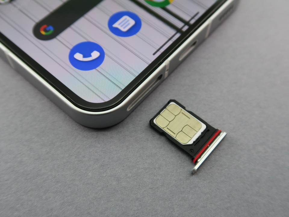 Nothing Phone (1)、光と音とトランスペアレントで個性を主張 - ケータイ Watch