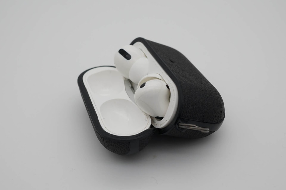 AirPods Pro」ジャケットケース、UNiCASEがリリースしたレザー調／ファブリック調の新ケースの仕上がりは？] - ケータイ Watch