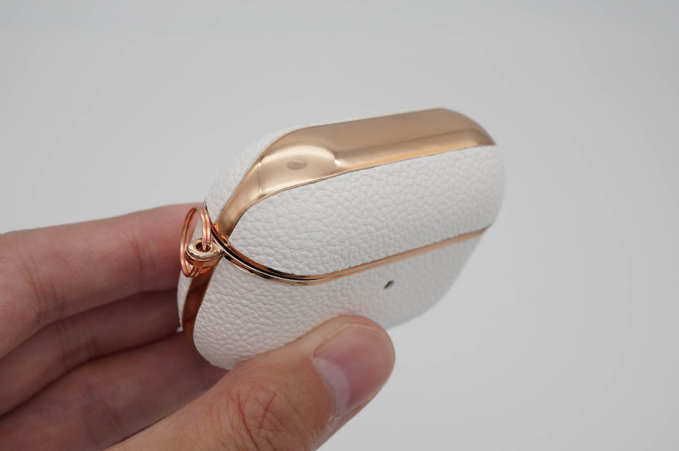 AirPods Pro」ジャケットケース、UNiCASEがリリースしたレザー調／ファブリック調の新ケースの仕上がりは？] - ケータイ Watch