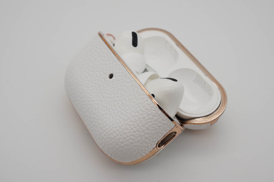 AirPods Pro」ジャケットケース、UNiCASEがリリースしたレザー調／ファブリック調の新ケースの仕上がりは？] - ケータイ Watch