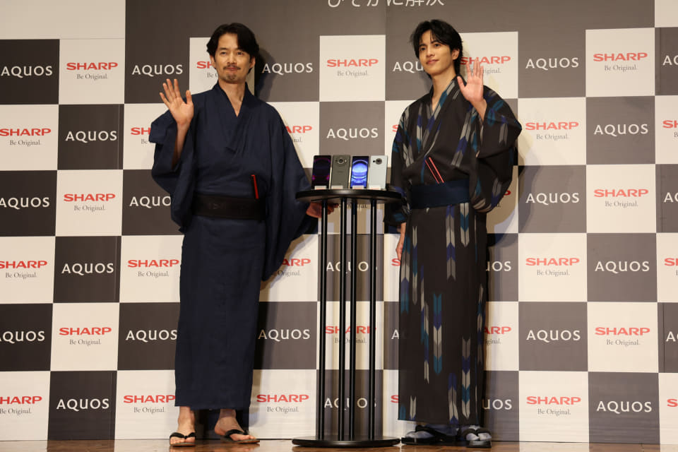 「AQUOS R8 pro」新CM完成披露イベント、竹野内豊と志尊淳が登壇 - ケータイ Watch