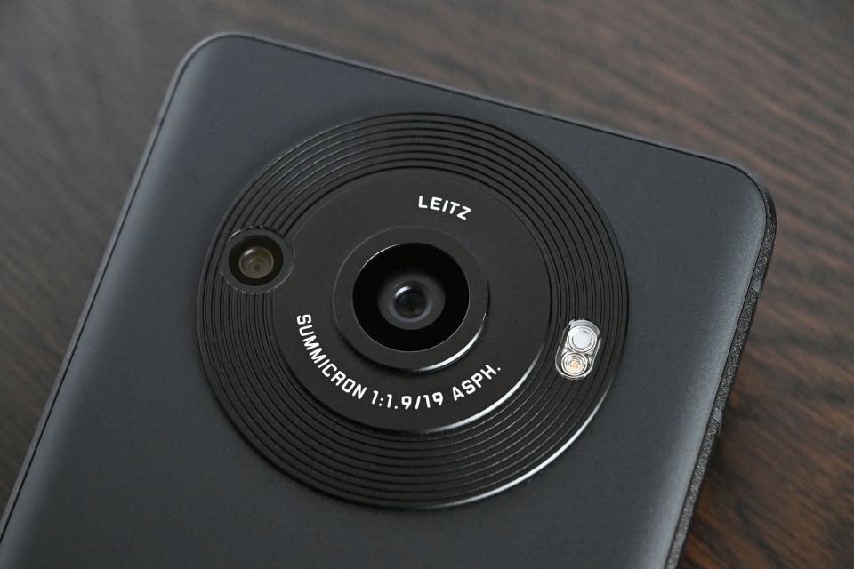 着実な進化を遂げた「AQUOS R8 pro」は、1型センサーで自然な写真を撮れる！ - ケータイ Watch