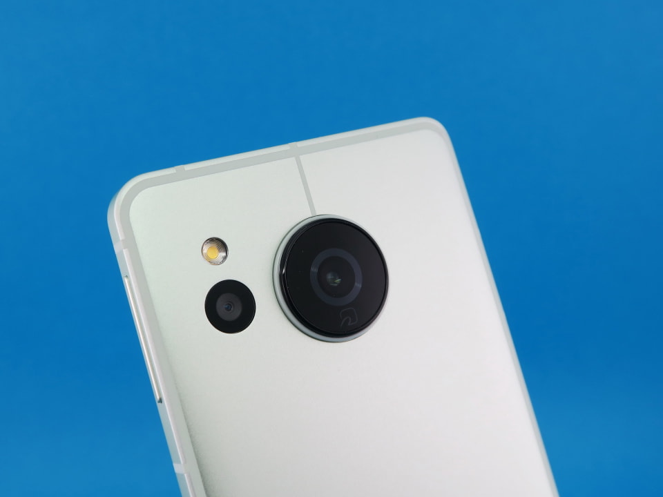 「AQUOS sense8」、定番モデルの安心感と進化を続ける“必要十分” - ケータイ Watch