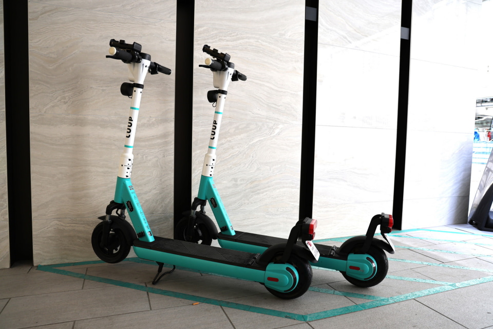 「LUUP」に特定小型原付向けのナビ機能、都内で3月最終週に試験提供開始――大通りを避けて歩道走行を抑止するねらいも - ケータイ Watch