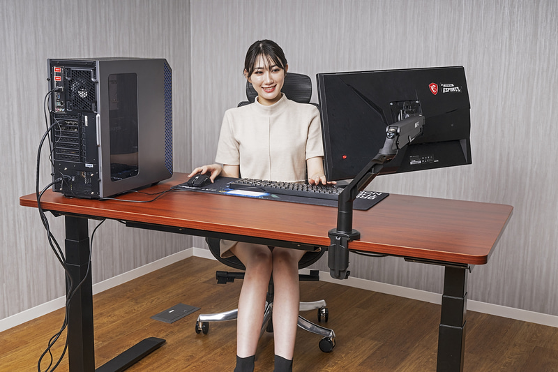 【画像】ミニスカ美女が電動昇降デスクFlexiSpot「E7 Pro」をオススメ [738130642]