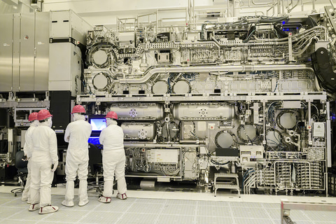 Intel、業界初の商用高NA EUV装置。18A以降の先進プロセス製造開発へ - PC Watch