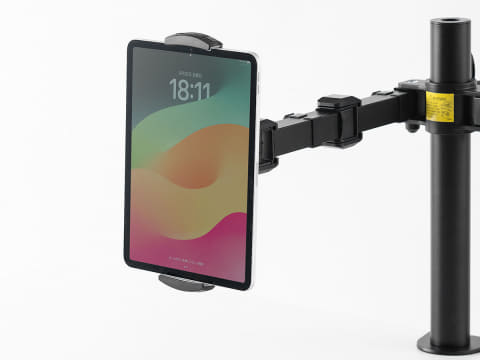 モバイルモニターやタブレットをVESAマウントに取り付けるホルダー - PC Watch