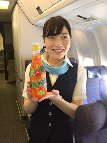 AIR DO、CAイチオシ！ドリンク「Ribbon 夕張メロン Soda」を機内で無料提供 CAのアンケートで高い支持。夕張メロンの初競り時期に合わせて提供開始 - トラベル Watch
