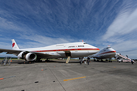 JAL、「J-AIR MRJ ミニレーター（木製コックピット模型）」を千歳基地航空祭に初出展 JAL 赤坂社長も航空祭に訪れ、MRJに期待 - トラベル Watch