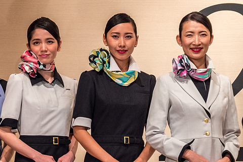 AIR DOが一斉リニューアルする新制服紹介。現場スタッフからは「軽さ」「速乾性」「動きやすさ」が好評 「遠くからでも一目でAIR DOのスタッフと分かる」デザイン - トラベル Watch