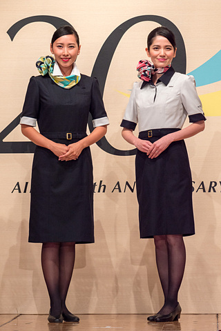 AIR DOが一斉リニューアルする新制服紹介。現場スタッフからは「軽さ」「速乾性」「動きやすさ」が好評 「遠くからでも一目でAIR DOのスタッフと分かる」デザイン - トラベル Watch