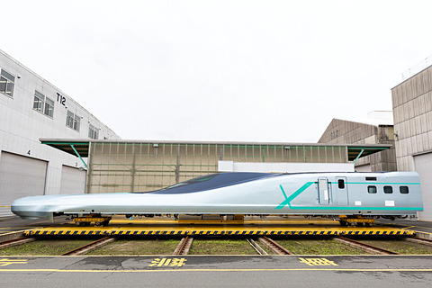 JR東日本、新幹線試験車両「E956（ALFA-X）」10号車を公開。試験時の最高速度は約400km/hを予定 先頭長はE5系より長い約22m - トラベル Watch