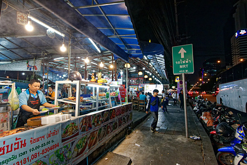 真っ青なラテに、真っ黒な豆腐!? 満足度限界突破！なバンコク周辺グルメ - トラベル Watch