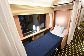 JR西日本、特急列車「WEST EXPRESS 銀河」の紀南コースを運行開始。豪華な車両でおもてなしを体験してきた - トラベル Watch