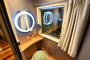 JR西日本、特急列車「WEST EXPRESS 銀河」の紀南コースを運行開始。豪華な車両でおもてなしを体験してきた - トラベル Watch