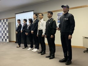 スーツに見える作業着のWWS、新潟の航空会社トキエアの制服に。整備士用MA-1は一般販売も - トラベル Watch