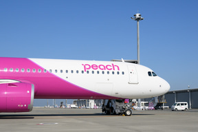 ピーチ、国際線新機材A321LRの内部を公開。“LCC＝安いけど狭い”を過去にするゆったりシート！ - トラベル Watch