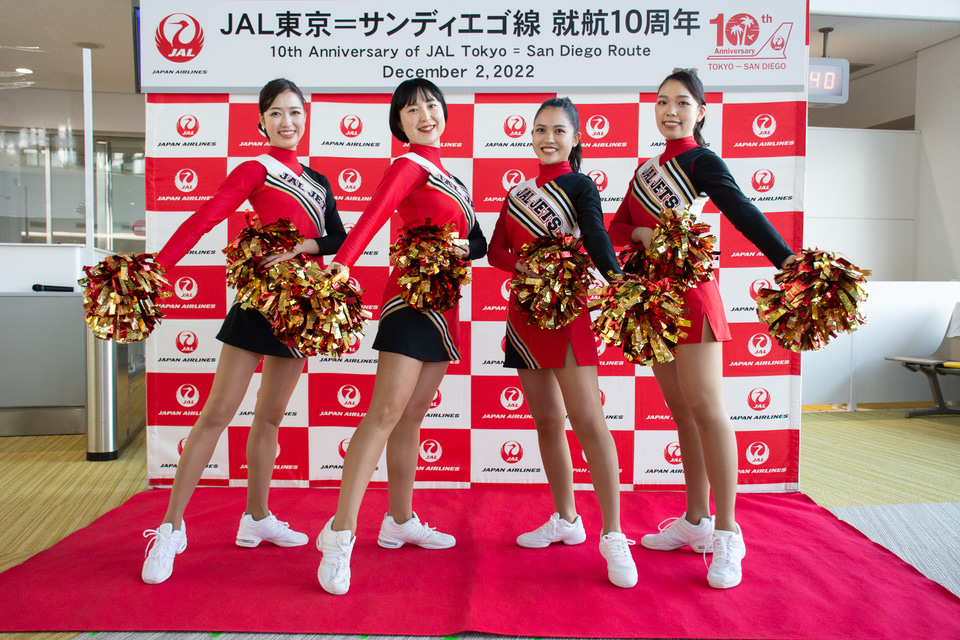 JAL、サンディエゴ線10周年。現役CAのチアダンスチームが渾身のダンスで祝福！ - トラベル Watch