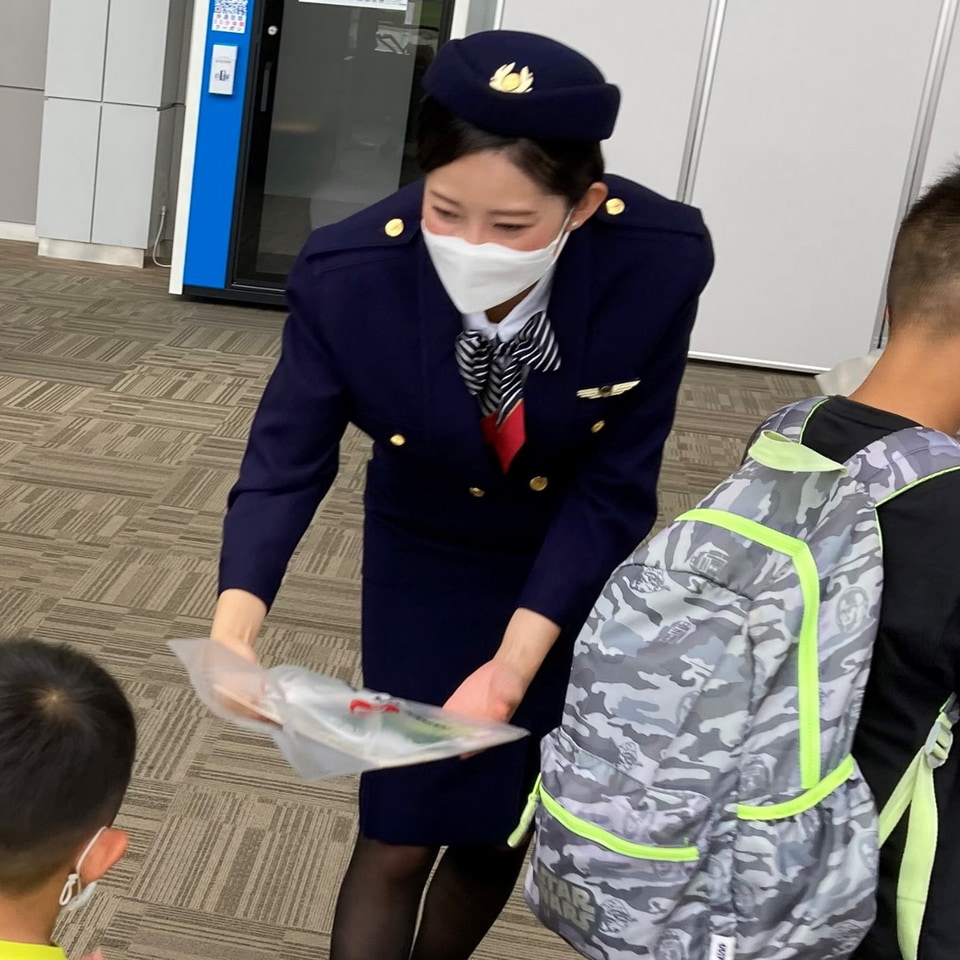 【JALふるさとアンバサダー/応援隊に聞く地域愛】JALの仙台～新千歳線が30周年。客室乗務員が就航当時の7代目制服を着て記念の便をお祝いします！ - トラベル Watch