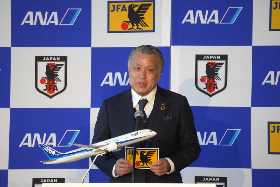 ANAとJFAがメジャーパートナー契約を締結。サッカー日本代表の活動支え「ともに世界に挑戦し続ける表明」と井上社長 - トラベル Watch