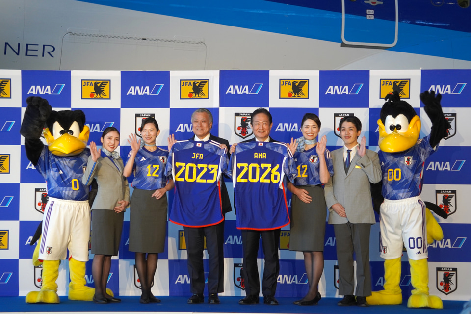 ANAとJFAがメジャーパートナー契約を締結。サッカー日本代表の活動支え「ともに世界に挑戦し続ける表明」と井上社長 - トラベル Watch