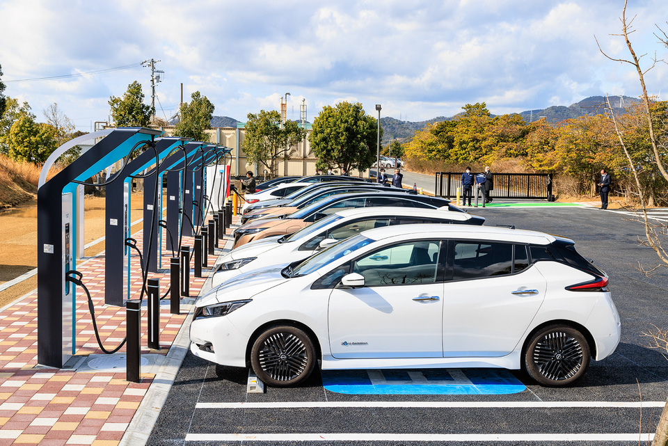 高速道路最大規模、浜松SAの150kW級急速充電器を見てきた。最初の15分は最大出力「充電待ちの不安減らす」 - トラベル Watch