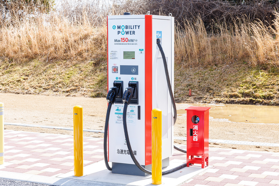 高速道路最大規模、浜松SAの150kW級急速充電器を見てきた。最初の15分は最大出力「充電待ちの不安減らす」 - トラベル Watch