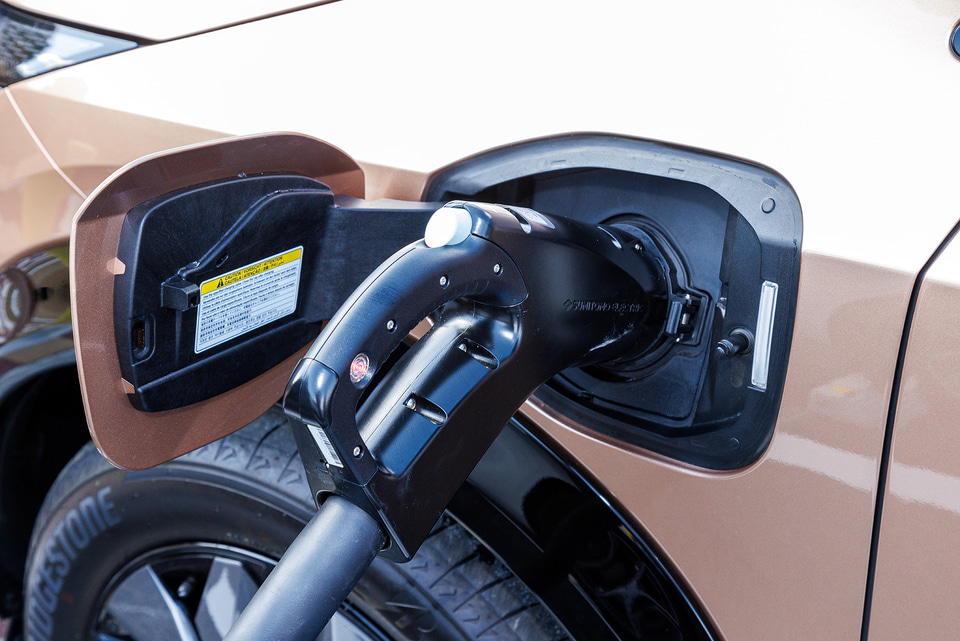 高速道路最大規模、浜松SAの150kW級急速充電器を見てきた。最初の15分は最大出力「充電待ちの不安減らす」 - トラベル Watch