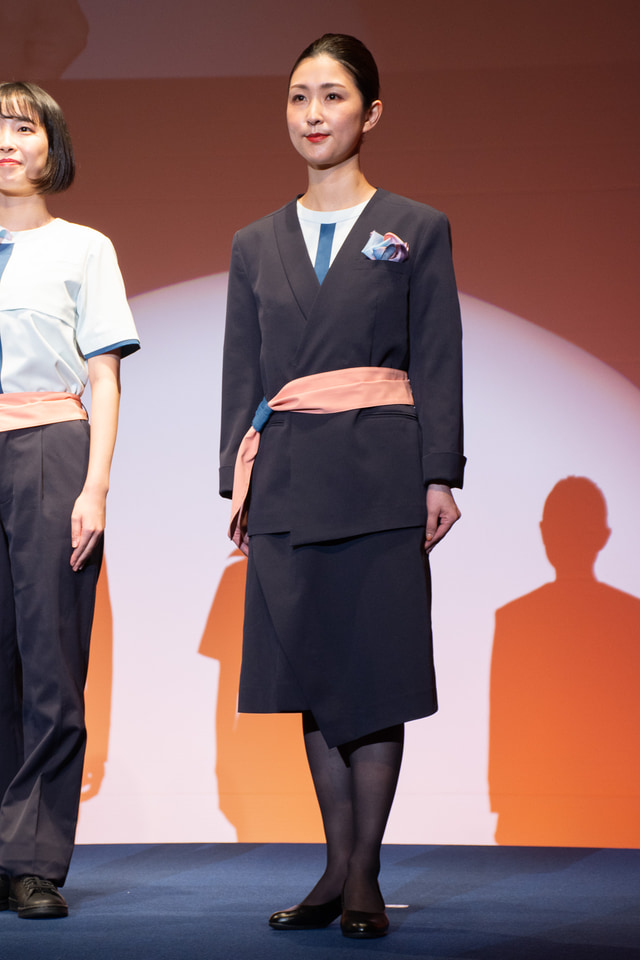 ANA新ブランドのエアージャパン、制服・シートなど公開。峯口社長「LCCと一線画すゆとりある空間」 - トラベル Watch