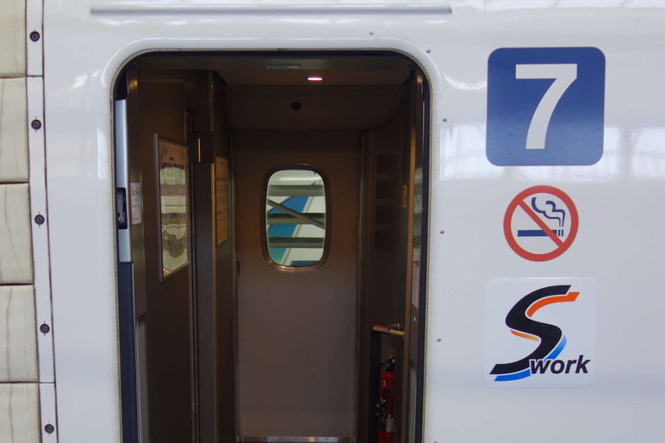 東海道・山陽新幹線、中央席にパーティションを設置した「S WorkPシート」導入 - トラベル Watch