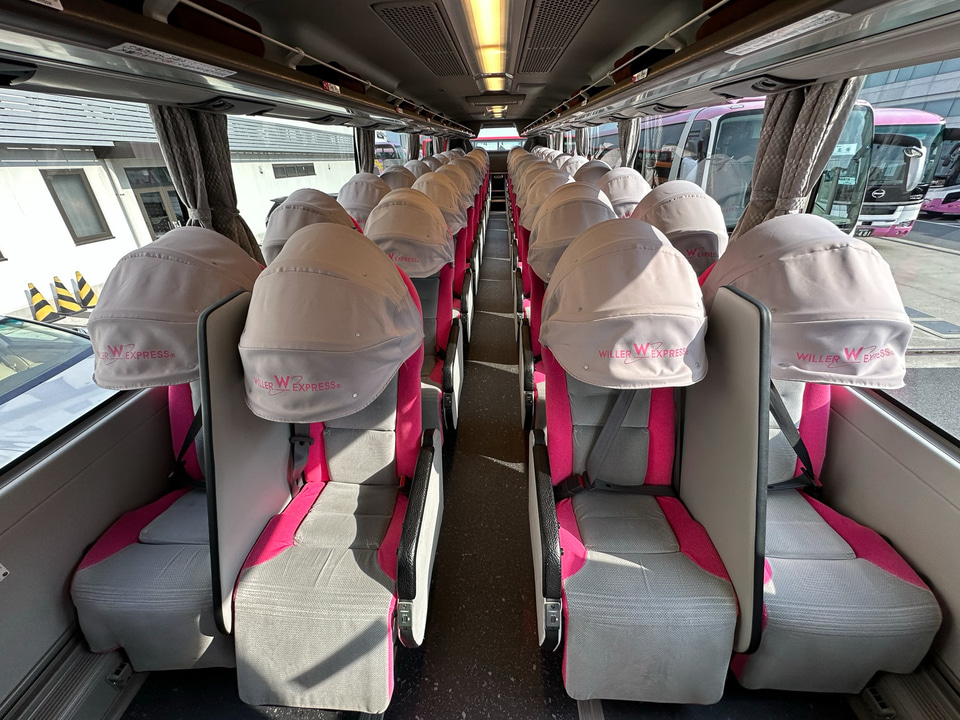 WILLERの最強4列シート「プライム」乗ってみた。大型カノピーは肩まで隠れてほぼ個室！ 東京～大阪、東京～名古屋の夜行バス - トラベル Watch