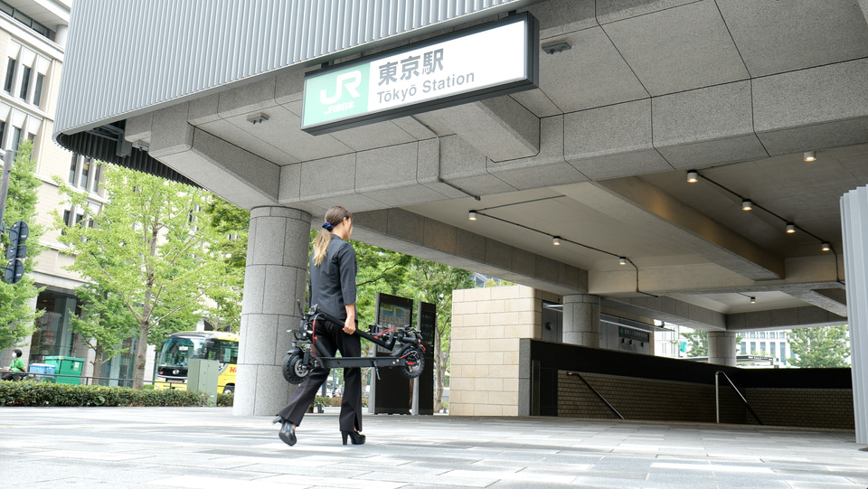 5万円台の電動キックボード「eXs1TKG」。改正道交法対応で折りたたみ式 - トラベル Watch