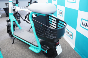 LUUP、特定小型原付の新車両「電動シートボード」を発表。日本初の“座席・カゴ付き”で幅広い年齢層に対応 - トラベル Watch