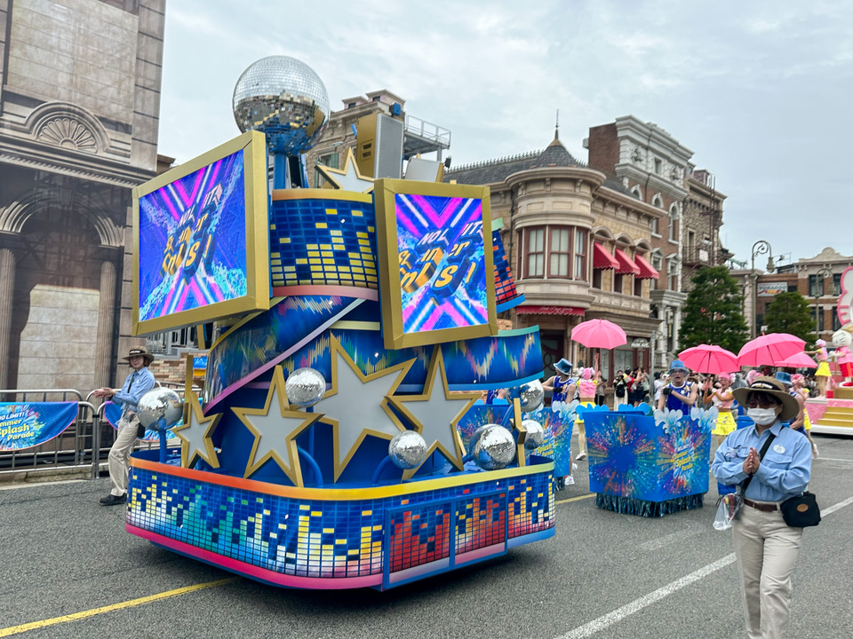 USJで4年ぶりのウォーター・パレードが復活！ フロートからも水が飛んできてびしょ濡れ、ギャラドス初登場だ！ 「NO LIMIT! サマー ...