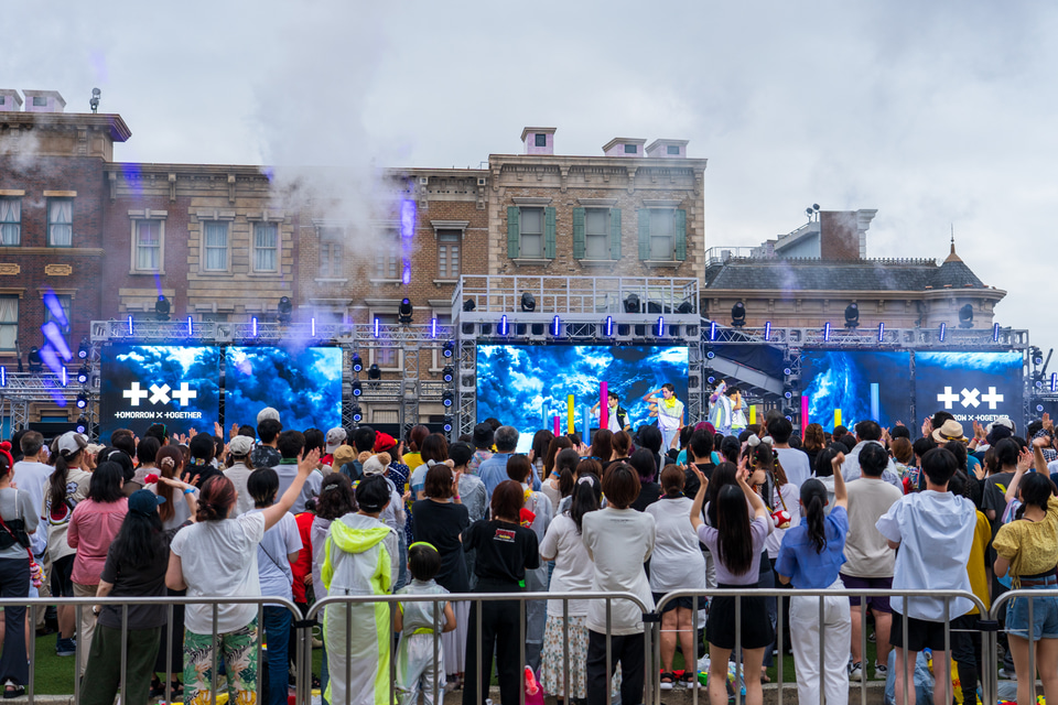 HYBE LABELSの楽曲×映像で盛り上がるUSJ「NO LIMIT! サマーダンスナイト」を見てきた！ 先行公開サプライズゲストに「＆TEAM」登場 - トラベル Watch